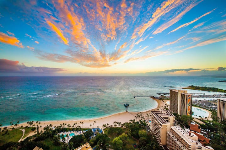*Honu Hale: Penthouse 2 Bdr Ocean View Waikiki* - Honolulu, HI