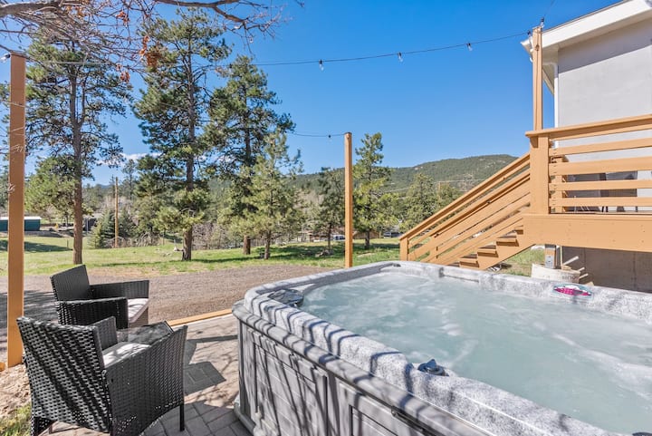 Near Red Rocks W/ Hot Tub, Fire Pit & Views - Evergreen, CO