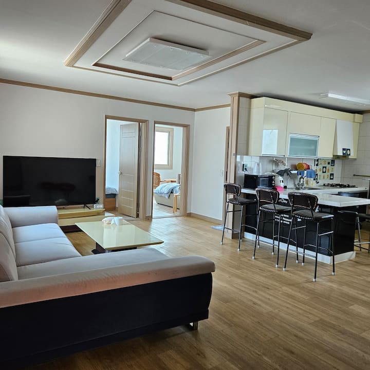 태권브이/영일대바로앞32평,방3침대4,인터넷무료,최상의핫플레이스위치 - Pohang-si