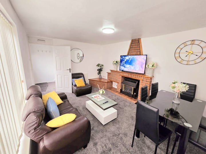 Stunning 4 Bedroom House With Enclosed Parking - Nottingham