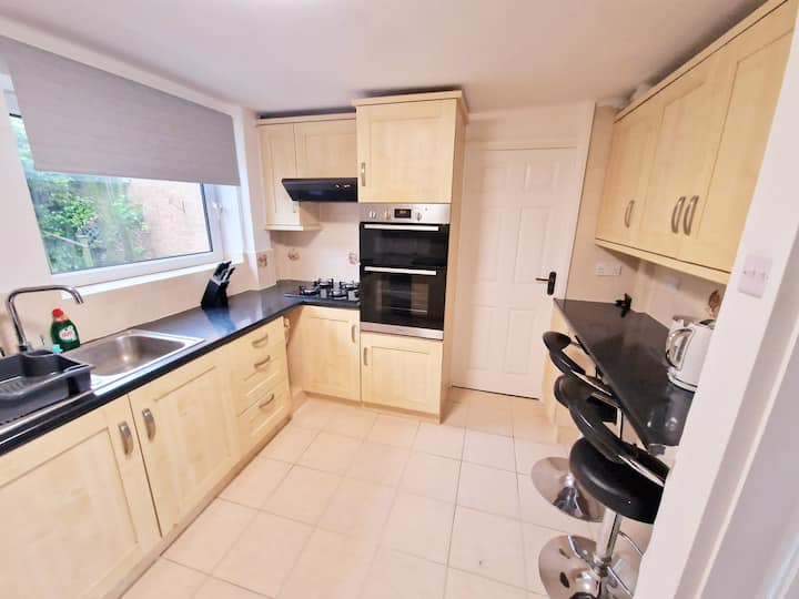 Stunning 4 Bedroom House & Gate - Nottingham
