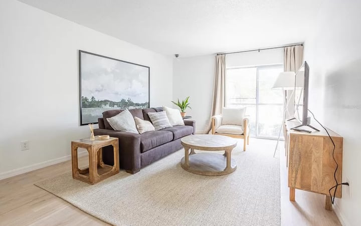 Modern, Sunlit Condo Near Uf - Walkable Location! - Gainesville, FL