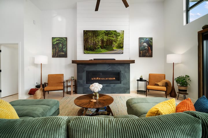 Modern Chalet - Luxury Home, Hot Tub & Mnt Views - Sequim, WA