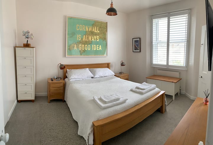 King-sized Room + En-suite In Gorgeous Town House - Falmouth