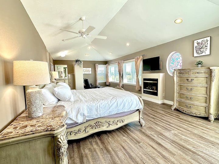 Large Elegant Master King Room (Maple Beach) - Point Roberts, WA