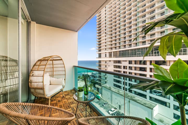 Oceanfront Condo With Ocean View And Beach Access - Hollywood, FL