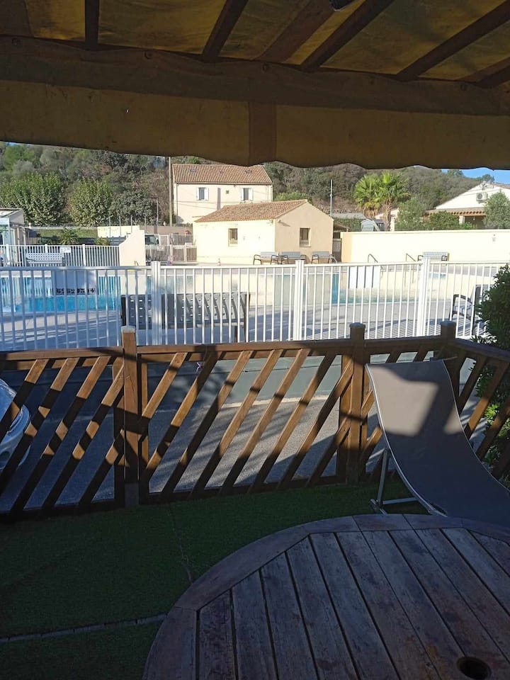 Mobil-home Vue Piscine Numéro 8 - Fréjus