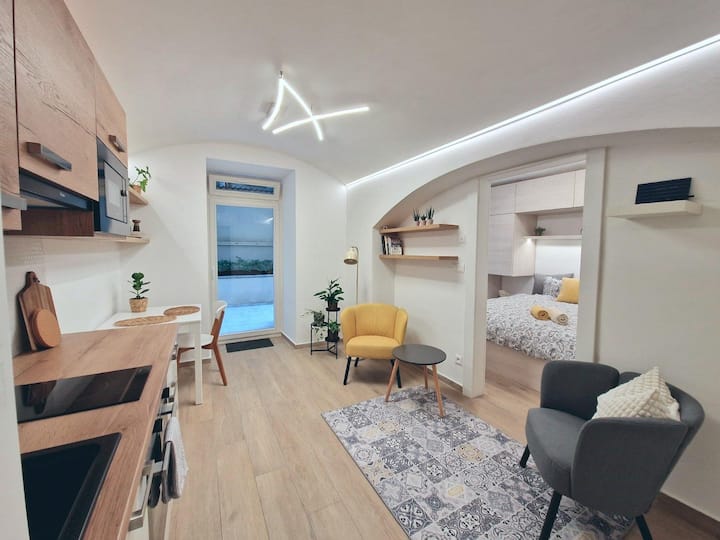 Quiet Apartment With A Terrace - Prag