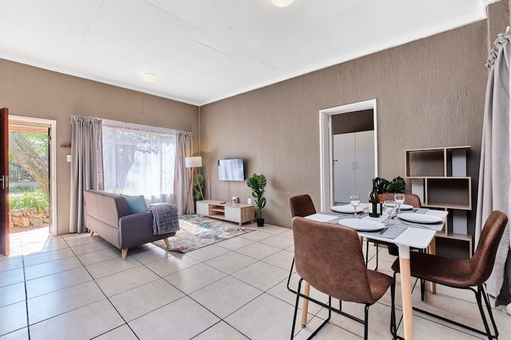 Riv1. Spacious 2bed/2bath Apartment. Garden. Pool - Sandton