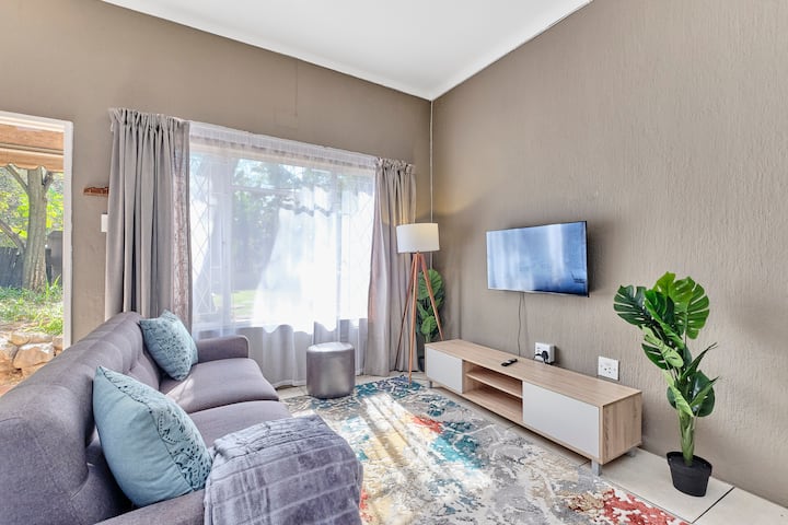Riv1. Spacious 2bed/2bath Apartment. Garden. Pool. - Sandton