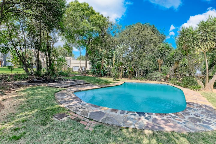 Riv1. Spacious 2bed-2bath Apartment. Garden. Pool. - Sandton