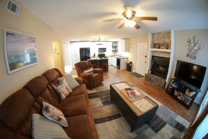 Lakeside Bliss: Ozarks Escape - Sunrise Beach, MO