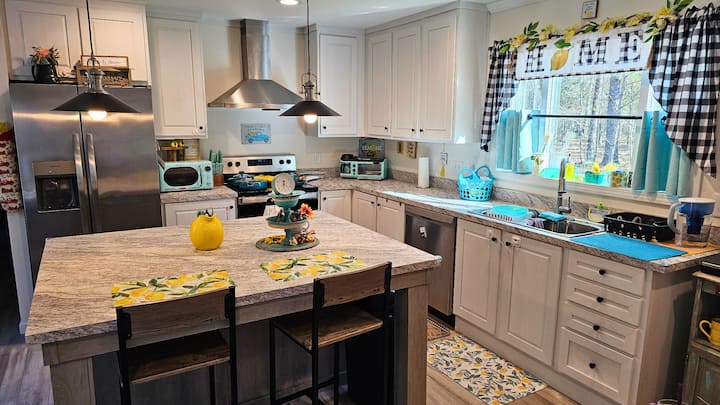 5.46 Acres | Fire Pit | Hammock | Gourmet Kitchen - Swansea, SC