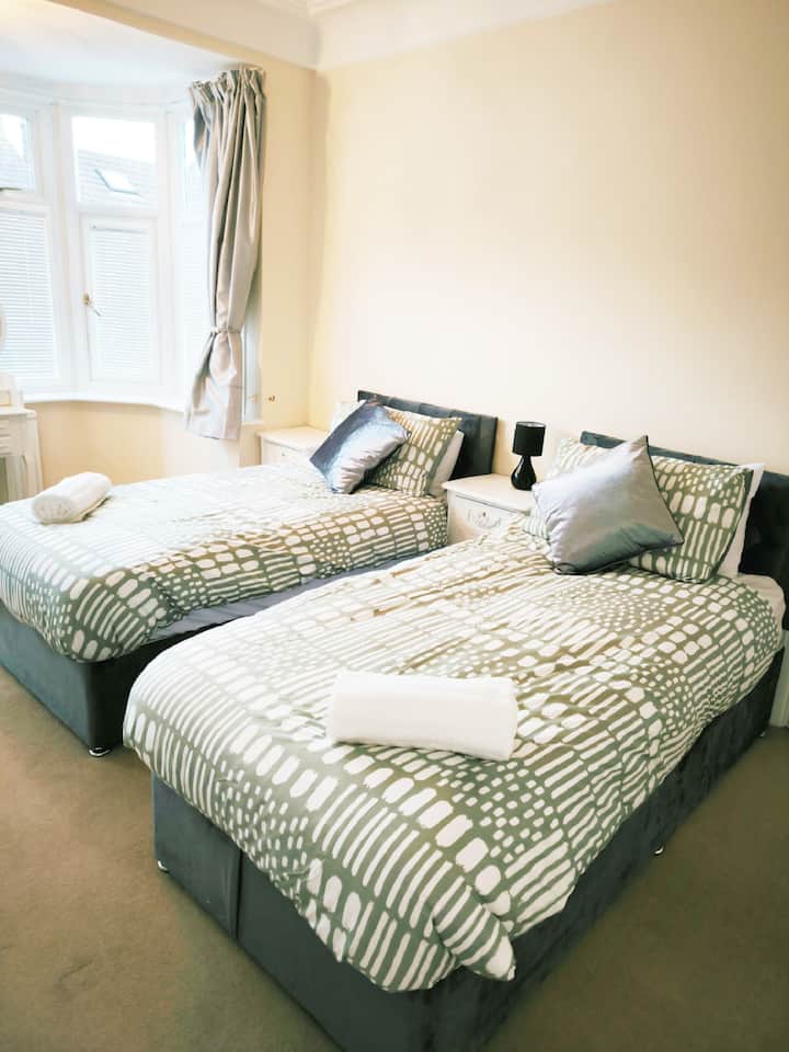 Southend 4 Bedrooms | Long Stay Enq| Contractors | - Southend-on-Sea