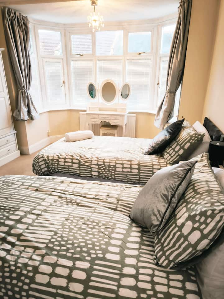 Modern Family Home | 8 Guests | Fast Free Wi-fi - Southend-on-Sea