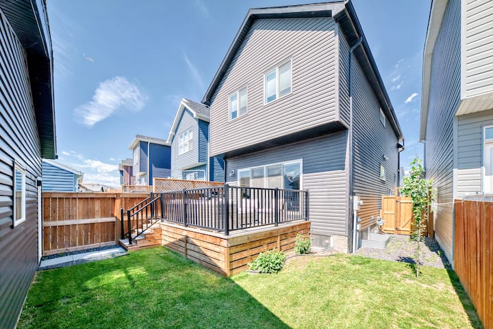 Spacious Home W/ Sauna & Fenced Yard, Pet-friendly - Calgary