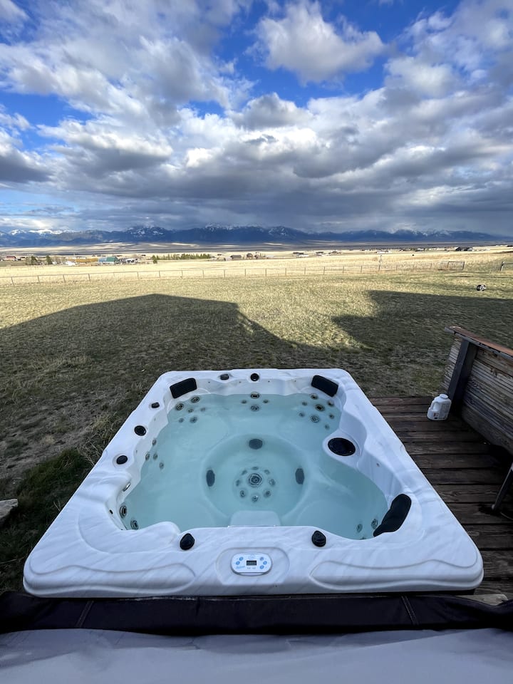 Home On 7 Acres, Hot Tub, Pool Table, Sleeps 6-8+ - Ennis, MT