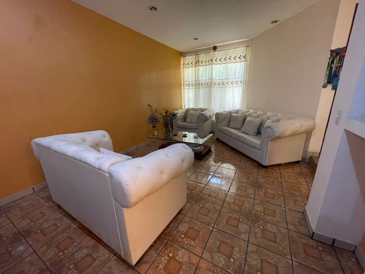 Casa 3 Habitaciones Y Cochera Cerca Poliforum - León