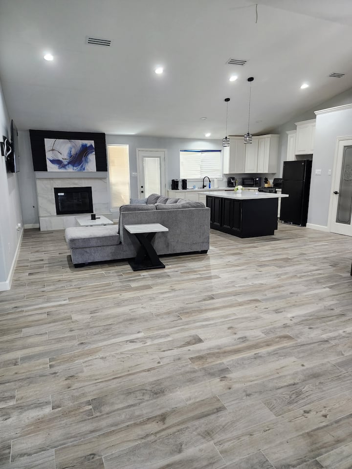 Welcome To Your Home Away From Home. - Pearland, TX