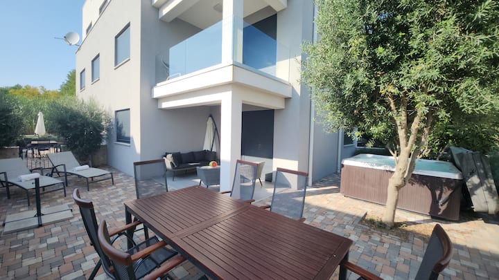Olive Apartment With Hot Tub, Privlaka - Nin