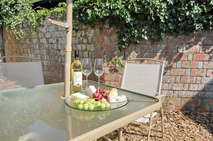 Peaceful 1st Floor Apartment Close To Town Centre - 호셤