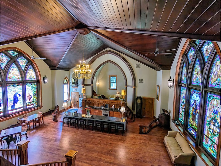 Luxury Retreat, Hot Tub,en-suite Bath, Location+ - St. Louis, MO