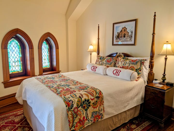 Luxury Retreat, Hot Tub,en-suite Bath, Location+ - St. Louis, MO