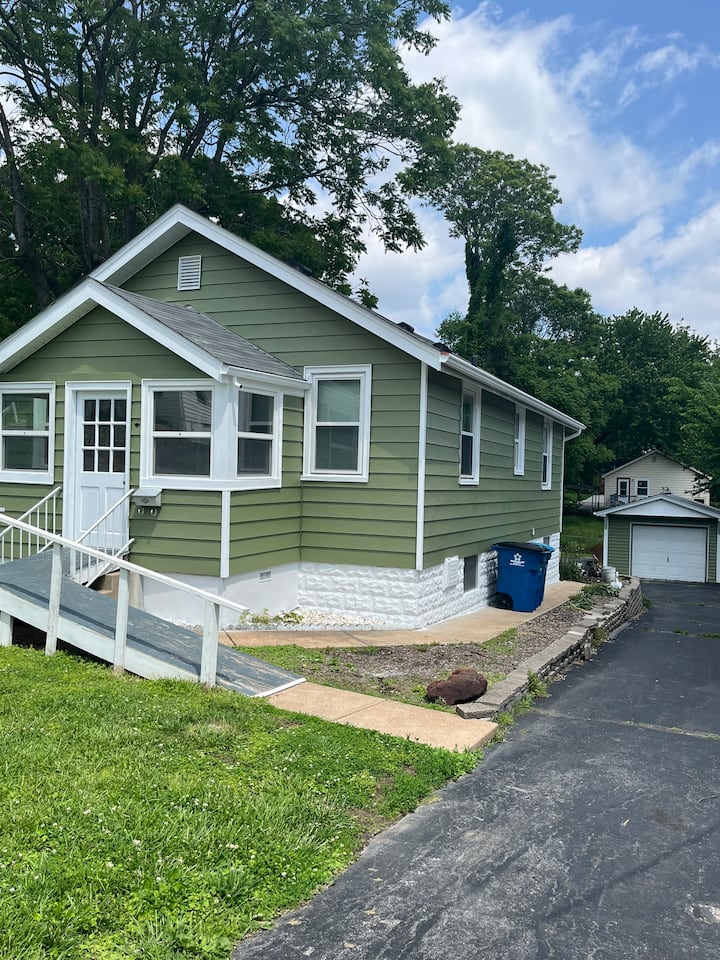 2 Bedroom Sleeps 6 In Affton W/ Mobility Ramp - St. Louis, MO