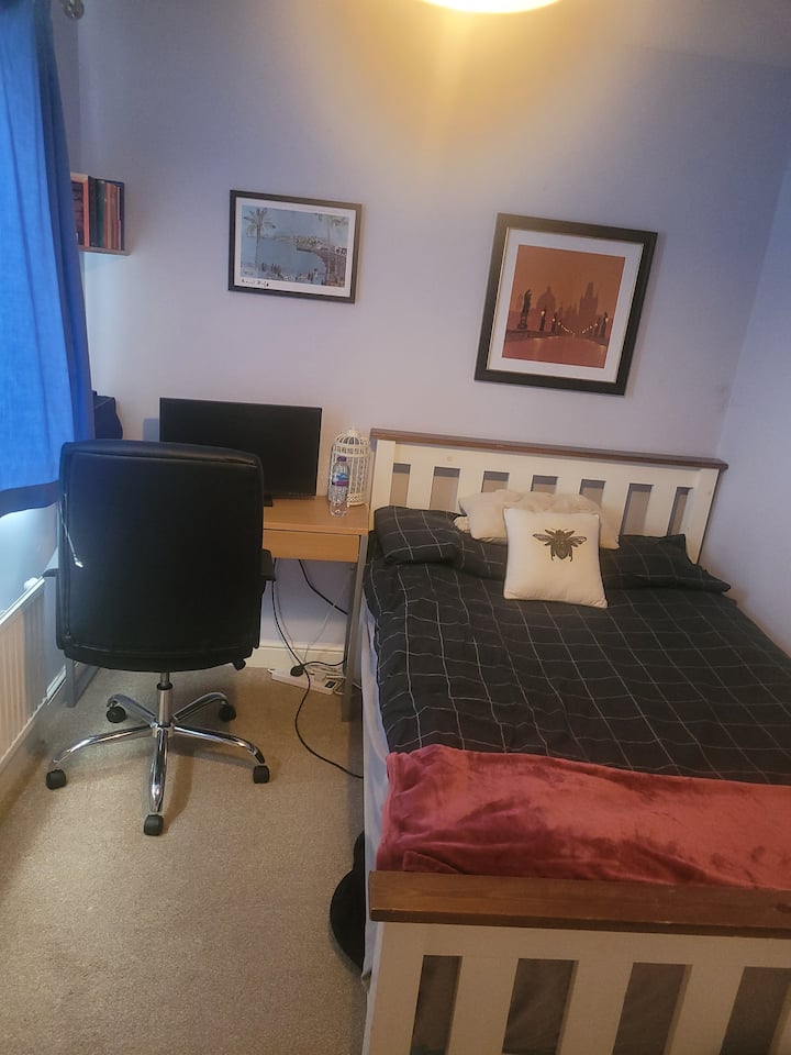 Quiet Place To Sleep. Double W/desk And Monitor. - Luton