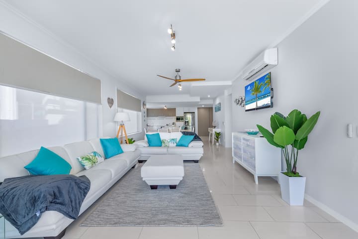 Executive Style Two Bedroom Ocean View Apartment - Airlie Beach