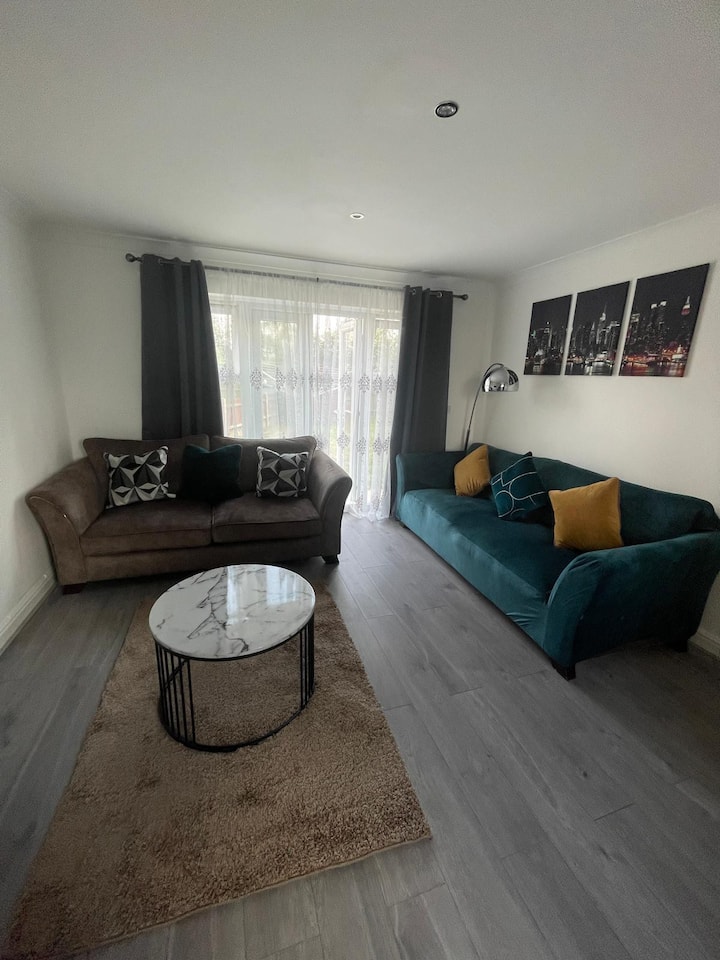 Barking-london Cozy House, Free Parking - Sleeps 9 - Romford
