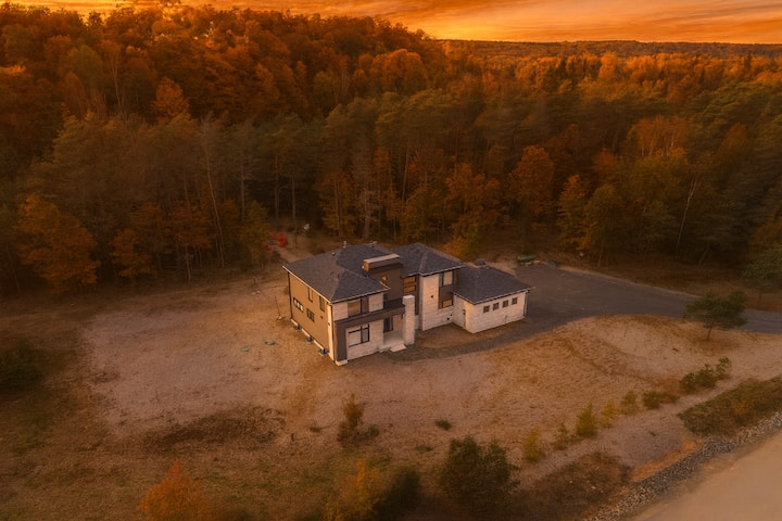 5br Private Forest | Sleep 10 | Hot Tub Ev Charger - Ontario