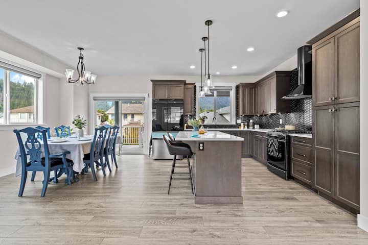 Modern, Bright W/mountain Views - ホープ