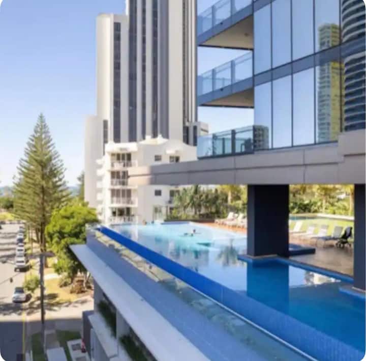 Cosy Ocean View Apartment - Broadbeach