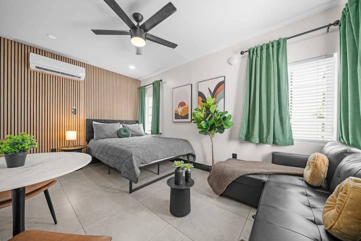 Vibrant Corner Studio | Free Parking & More - South Beach, FL