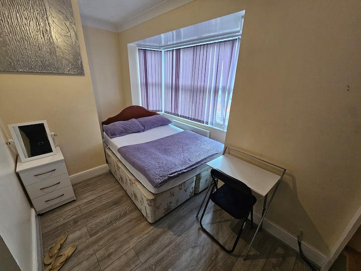 Double Room 6, Shared Toilet And Bathroom - Doncaster