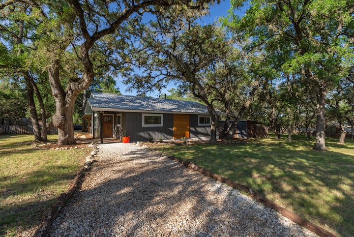 Artsy Cottage On +2 Acres Near Wimberley Square - Wimberley, TX