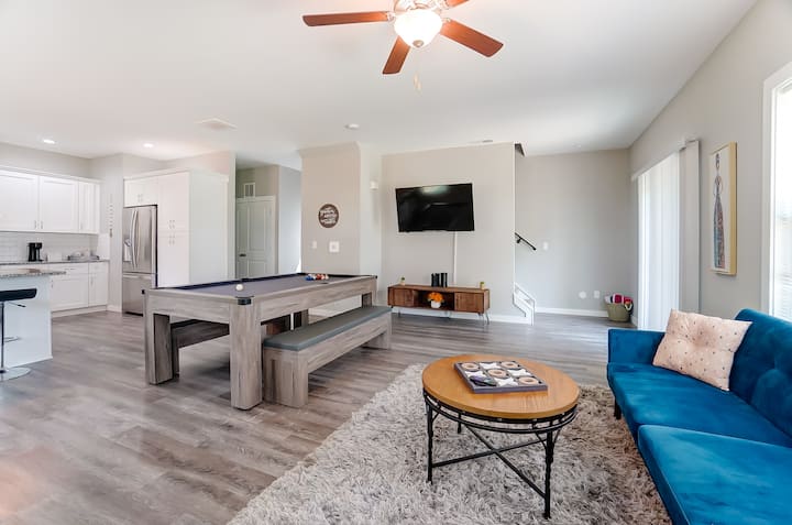 Uptown Getaway | King Suite & Pool Table - Charlotte, NC