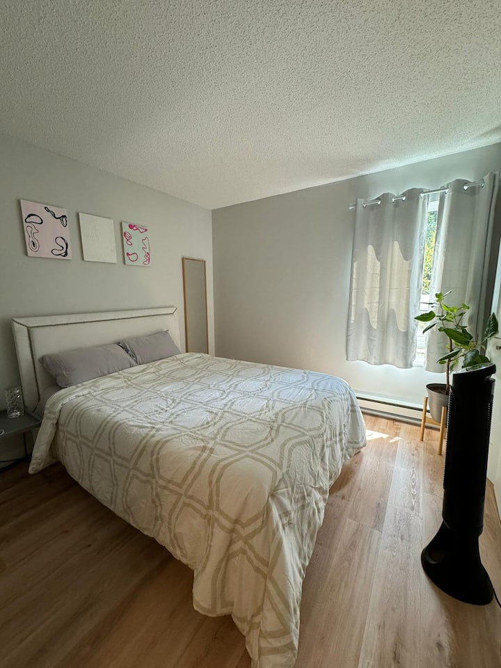 Quiet & Spacious Stay Near Commercial Dr/skytrain - Vancouver