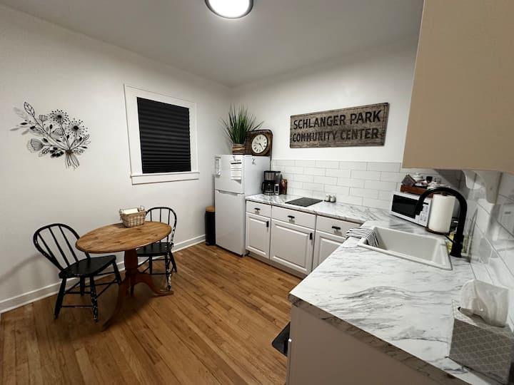 Beds On Broadway Apartment D White - Pittsburg, KS