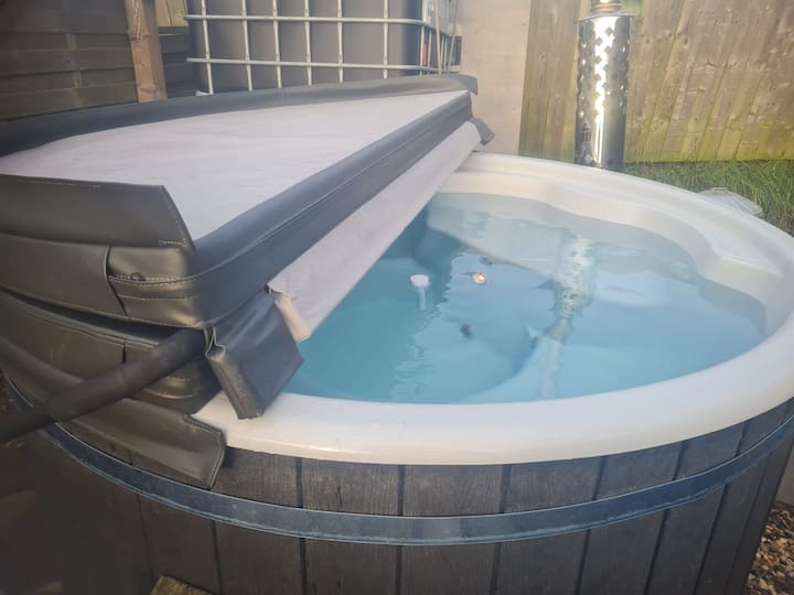5m Glamping Tent With Hot Tub Option Nr Cayton Bay - North Bay Promenade