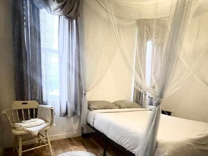 Simple Bedroom In Prime Brooklyn - New York
