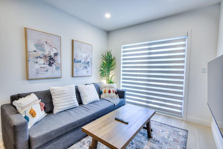 Elegant 2-br Suite Close To Transit - Dorval