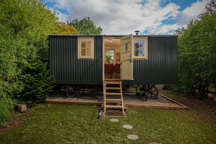 Hilltop Shepherds Hut & Hot Tub In Reach Of London - Maldon