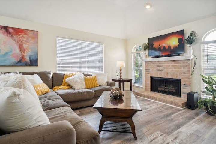 Cozy & Fun! Hot Tub, Ping Pong, Pac-man +Fire Pit - Garland, TX