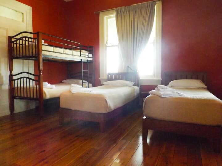 Eddy's Of Canowindra 6 Brick Red Room - Canowindra