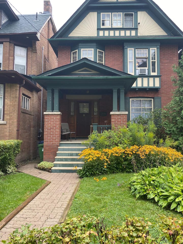 Roomy South Parkdale Home - Toronto