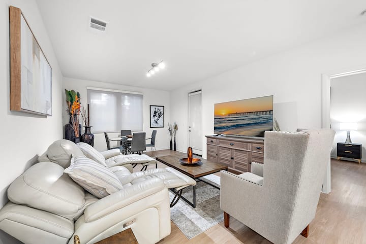 Luxe Retreat: 2-bedroom, 2-bathroom Haven - Irvine, CA