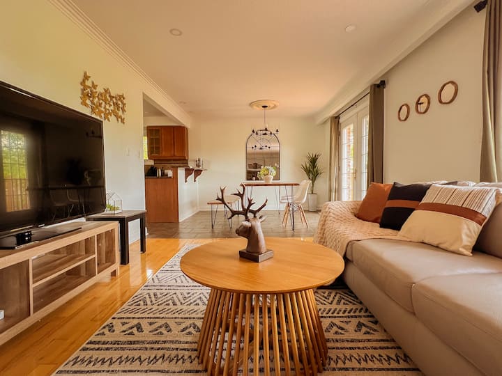 Beautiful Waterfront Cottage With Pool&hometheater - Georgina