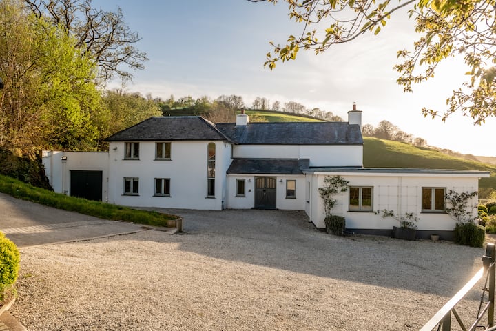 (Sleep 20) Lakeview Farmhouse, Epic Exmoor View - Barnstaple